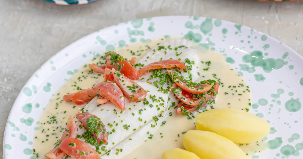 Gestoomde pladijs met witte wijnsaus, tomaat en aardappeltjes ...
