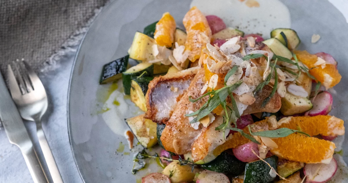 Roodbaars met gewokte groenten en beurre orange - Recepten - njam!