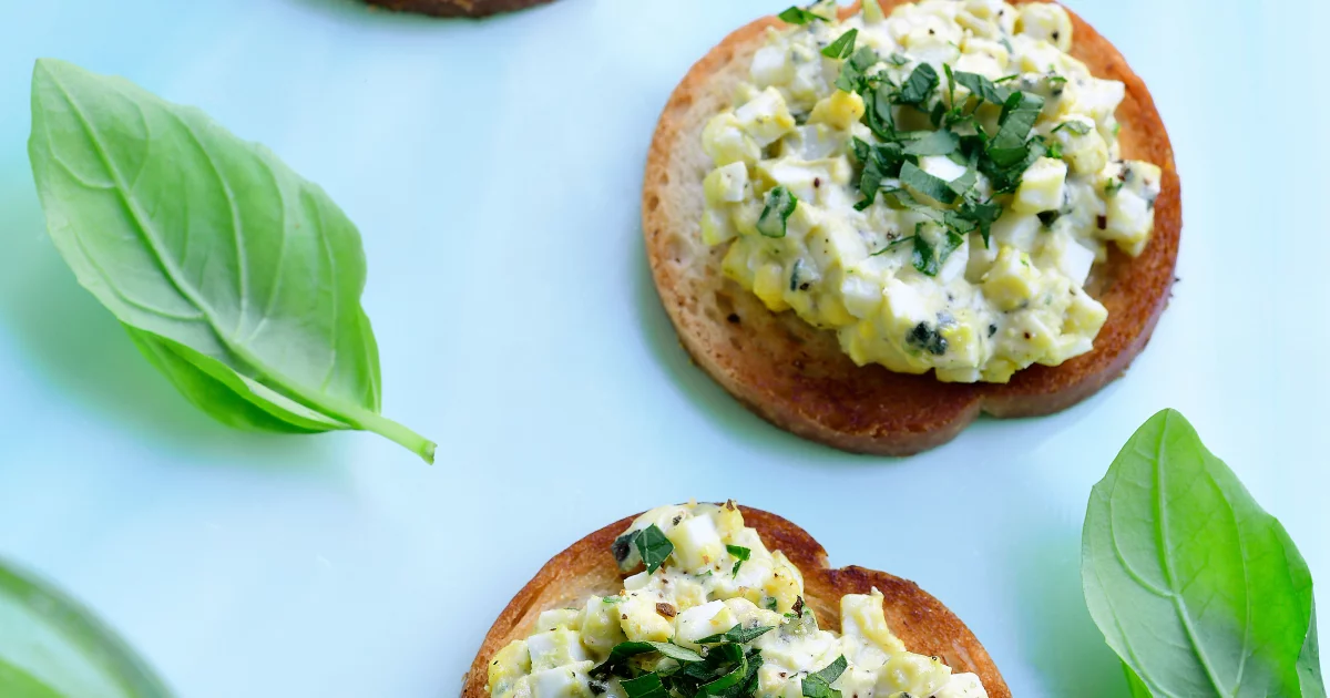 Toastjes met eiersalade en truffelmayonaise - Recepten - njam!