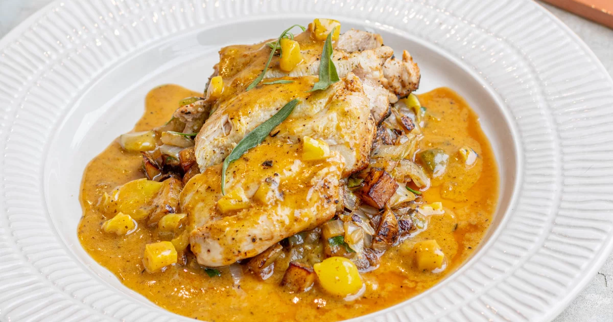 Hoevekip met warme salade van witloof, aardappel en picklessaus ...