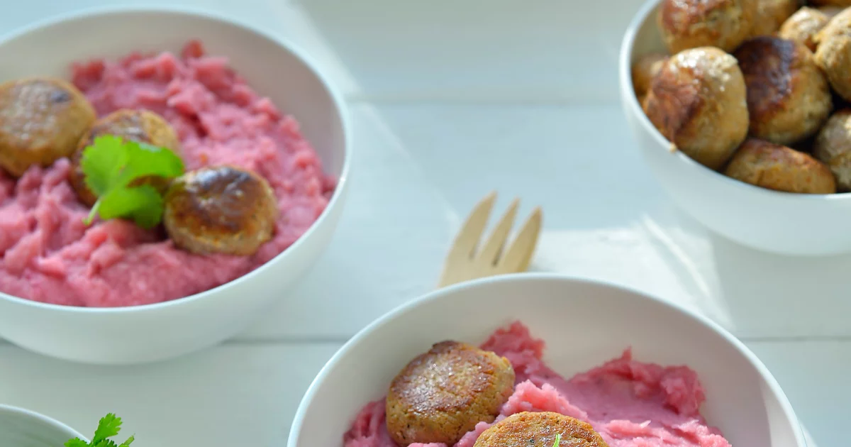 Pastinaak-rode bietenpuree met zalmballetjes - Recepten - njam!