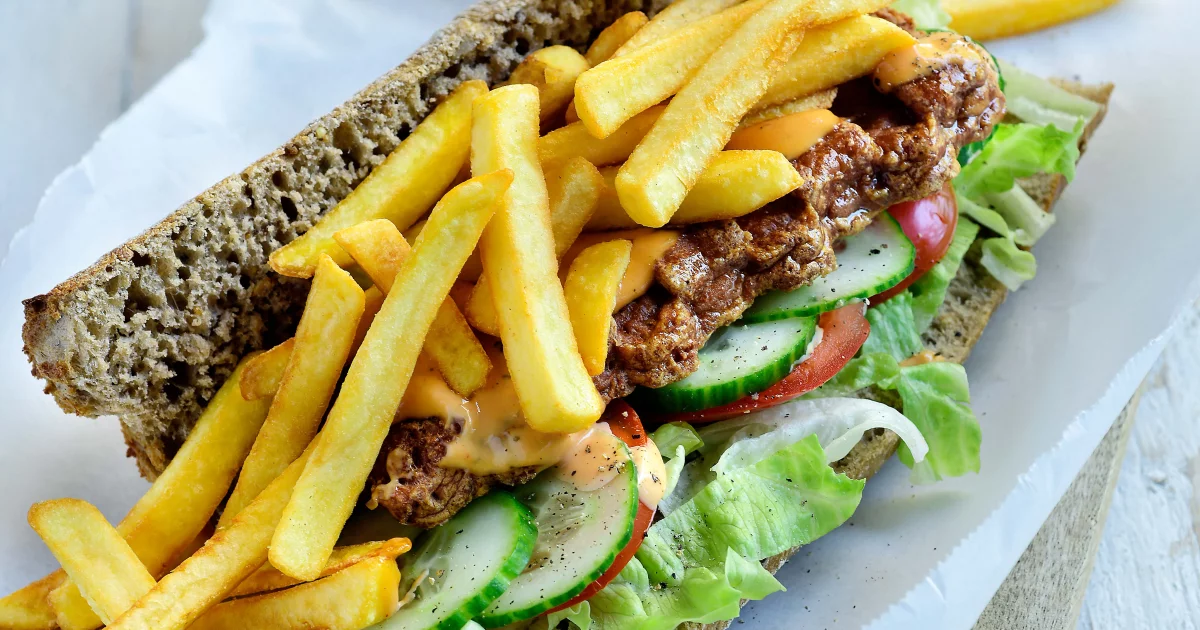 Broodje mitraillette met mexicano en andalouse - Recepten - njam!