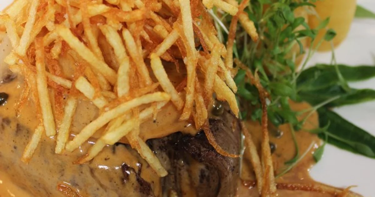 Pepersteak met gepocheerde peertjes - Recepten - njam!