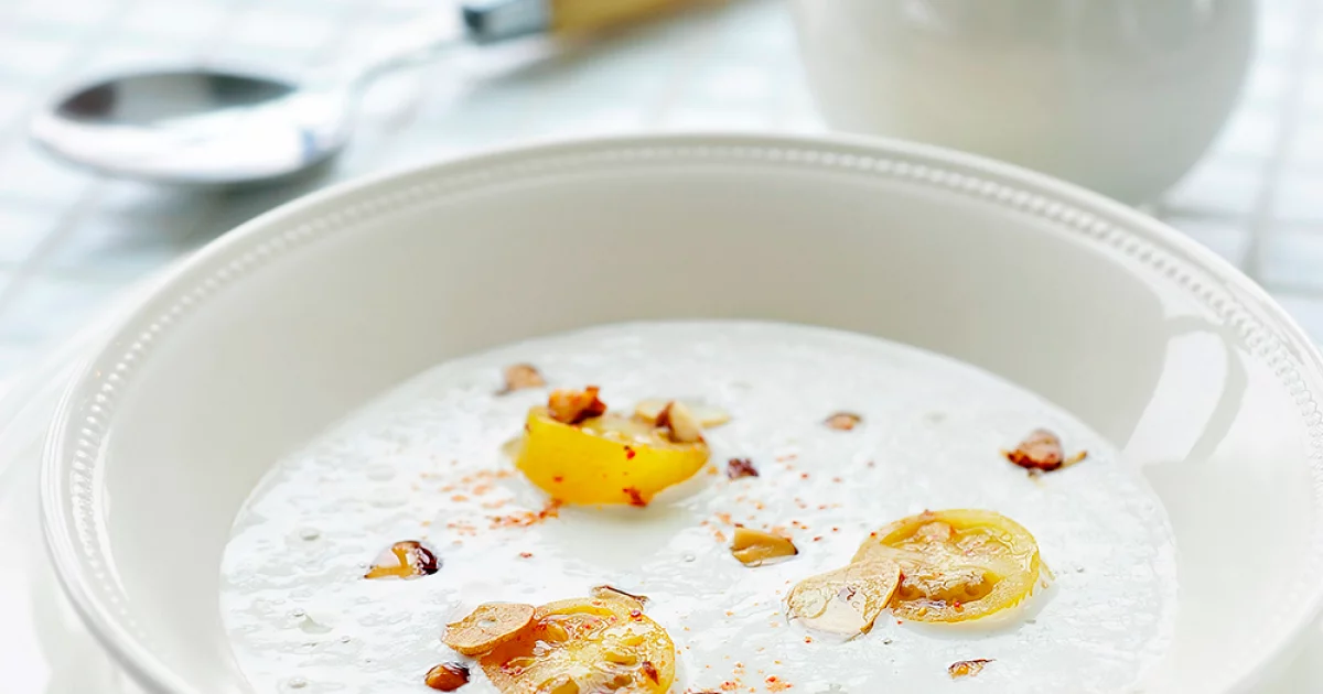 Gazpacho van amandel met gele tomaatjes en piment d'espelette ...