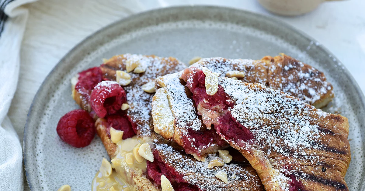 Croissant croque met frambozen en zoute pindasaus - Recepten - njam!