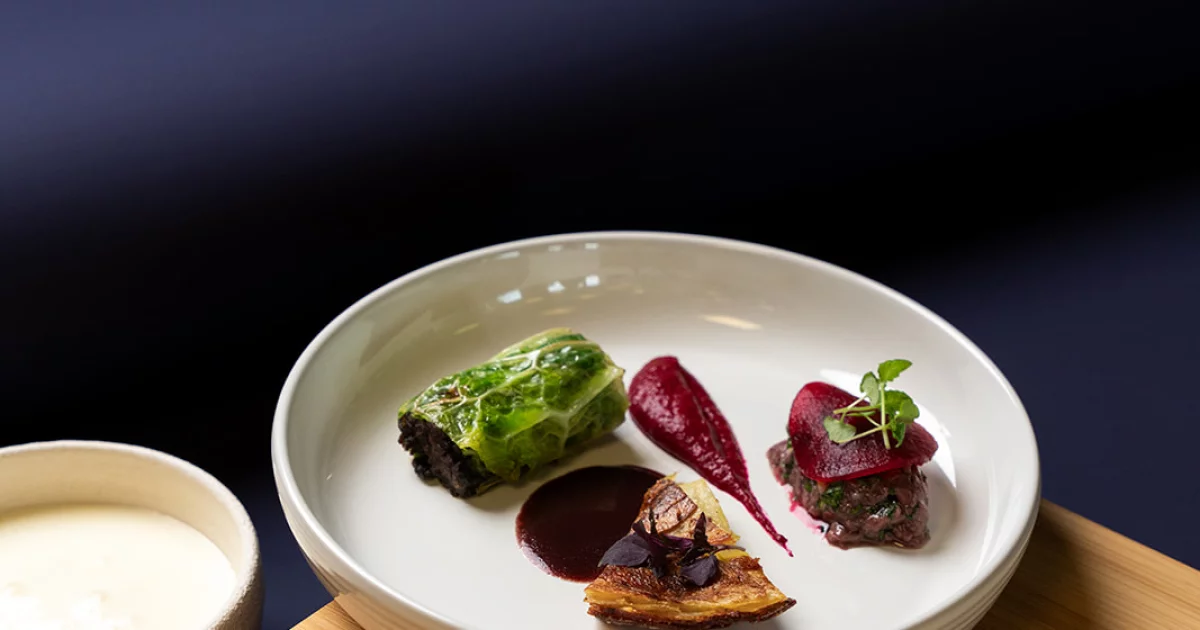 Onglet op twee manieren, Anna appel, rode wijn jus - Recepten - njam!