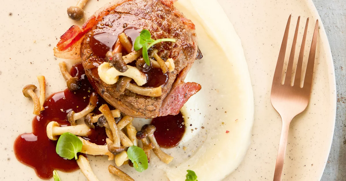 Tournedos met rodewijnsaus en pastinaakpuree - Recepten - njam!