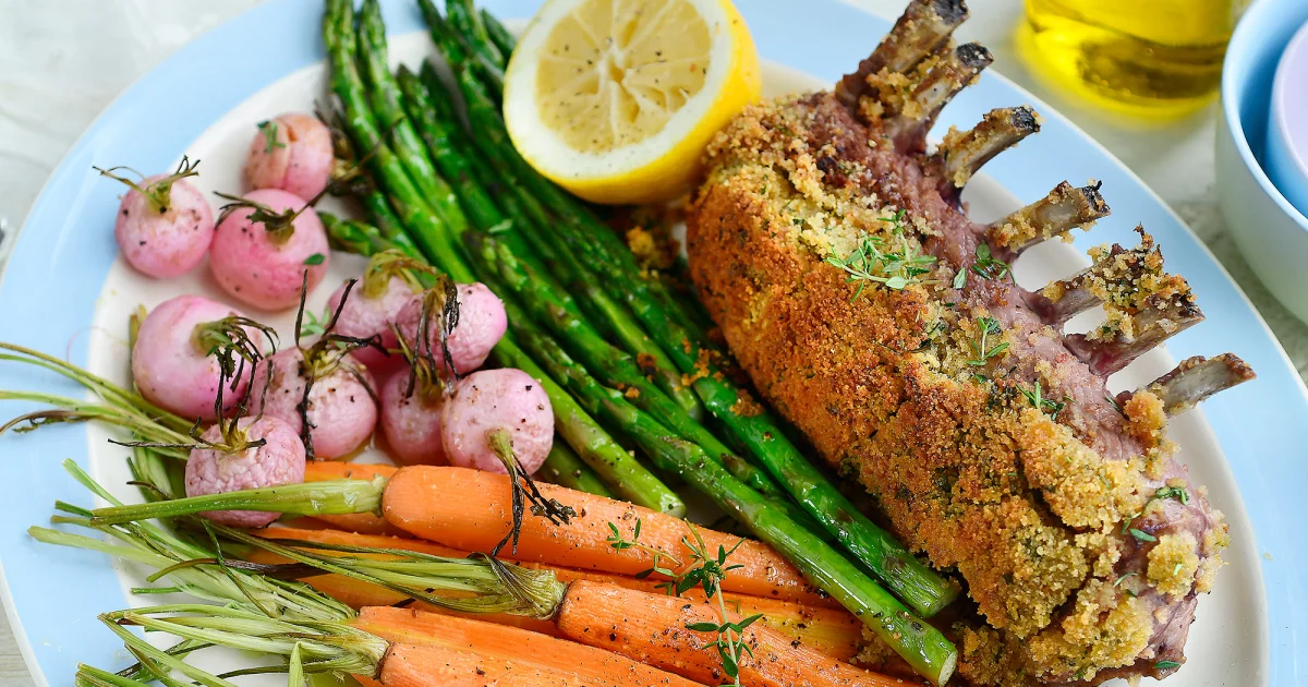 Lamskroon met kruidenkorst en lentegroenten - Recepten - njam!