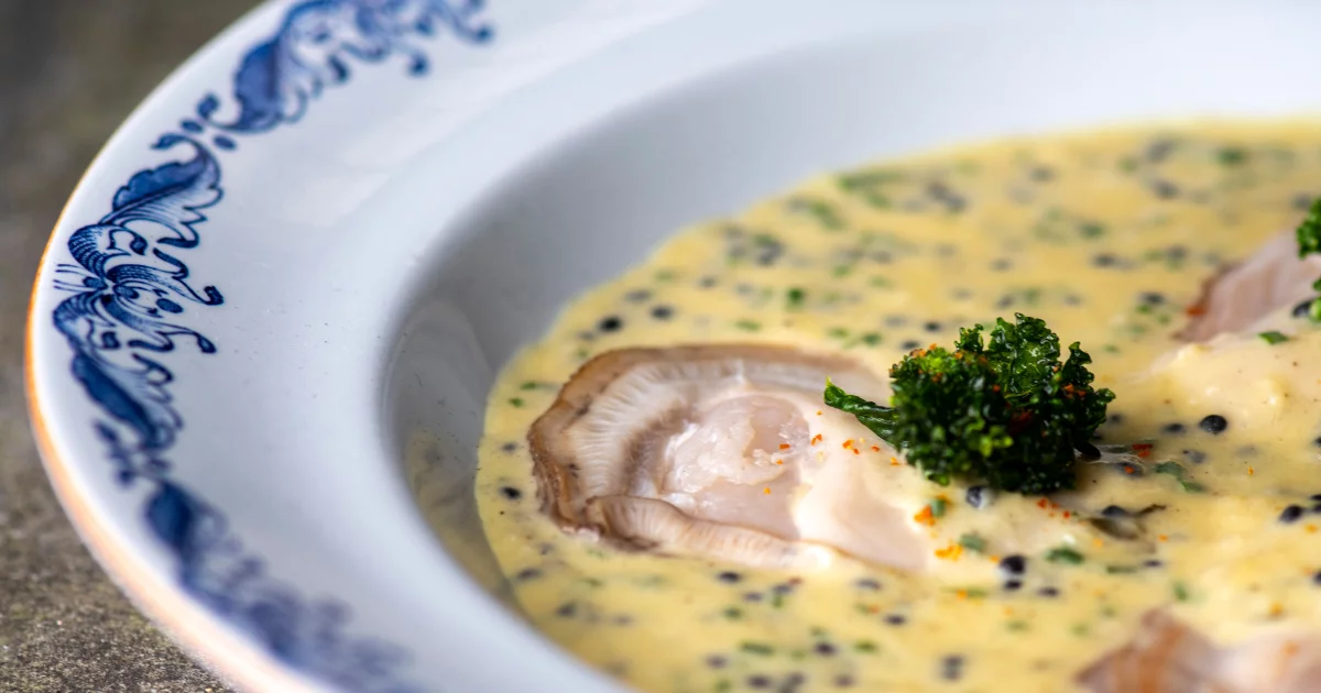 Zeeuwse platte oesters met beurre blanc van gerookte boter en ...