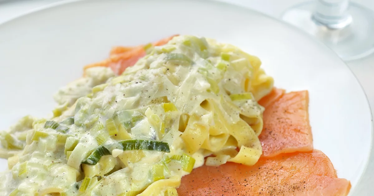 Pasta met gerookte zalm en prei - Recepten - njam!