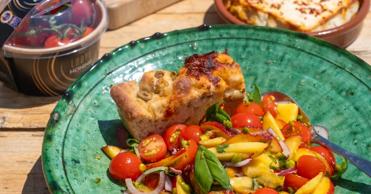 Zomersalade met honing-chili feta en focaccia - Recepten - njam!