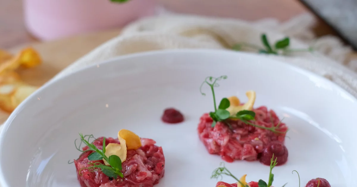 Tartaar van Wagyu met crème van rode biet - Recepten - njam!
