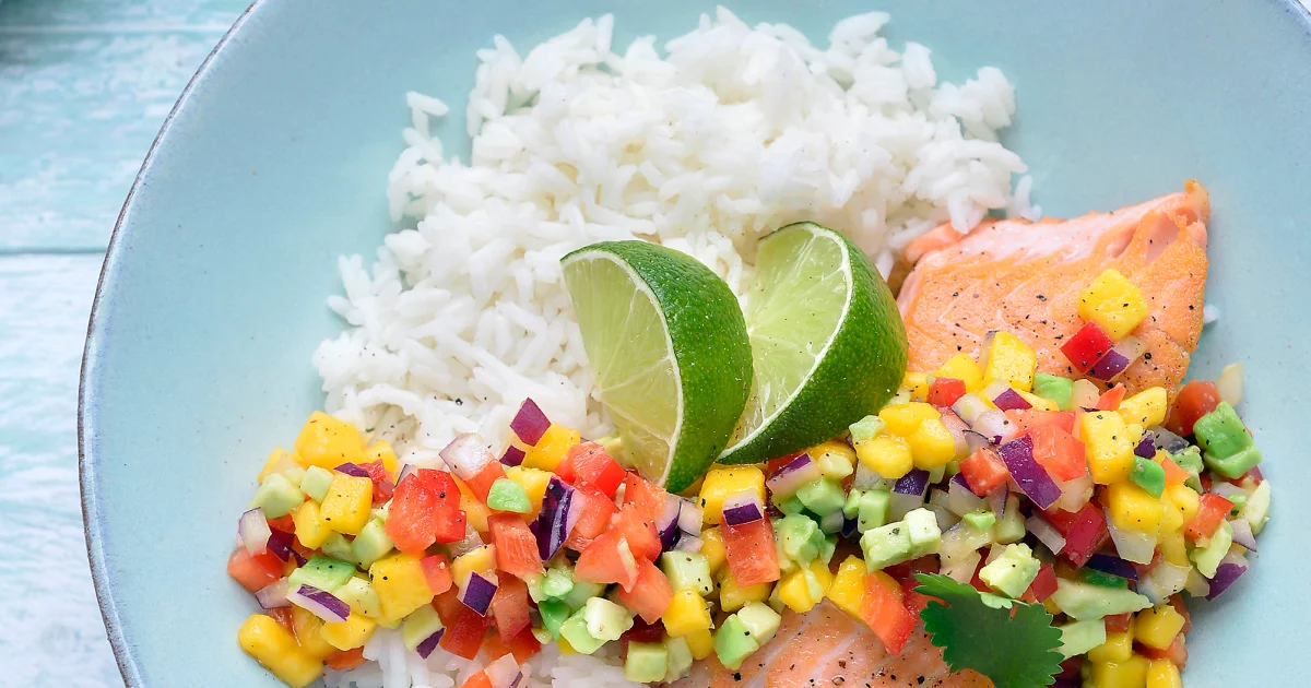 Zalm met avocado-mangosalsa en rijst - Recepten - njam!