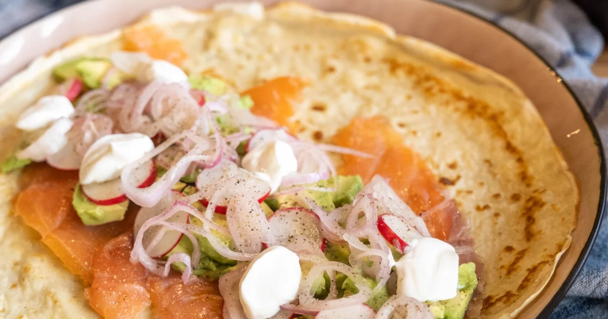 Hartige pannenkoek met zalm en avocado - Recepten - njam!