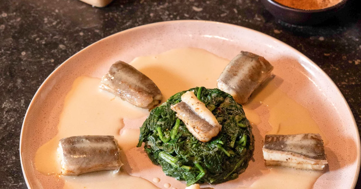 Gebakken paling met spinazie en witte wijnsaus - Recepten - njam!