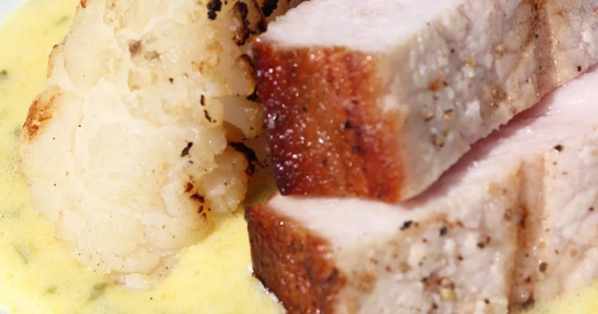 Varkensrug Duke of Berkshire met gegrilde bloemkool en béarnaise van ...