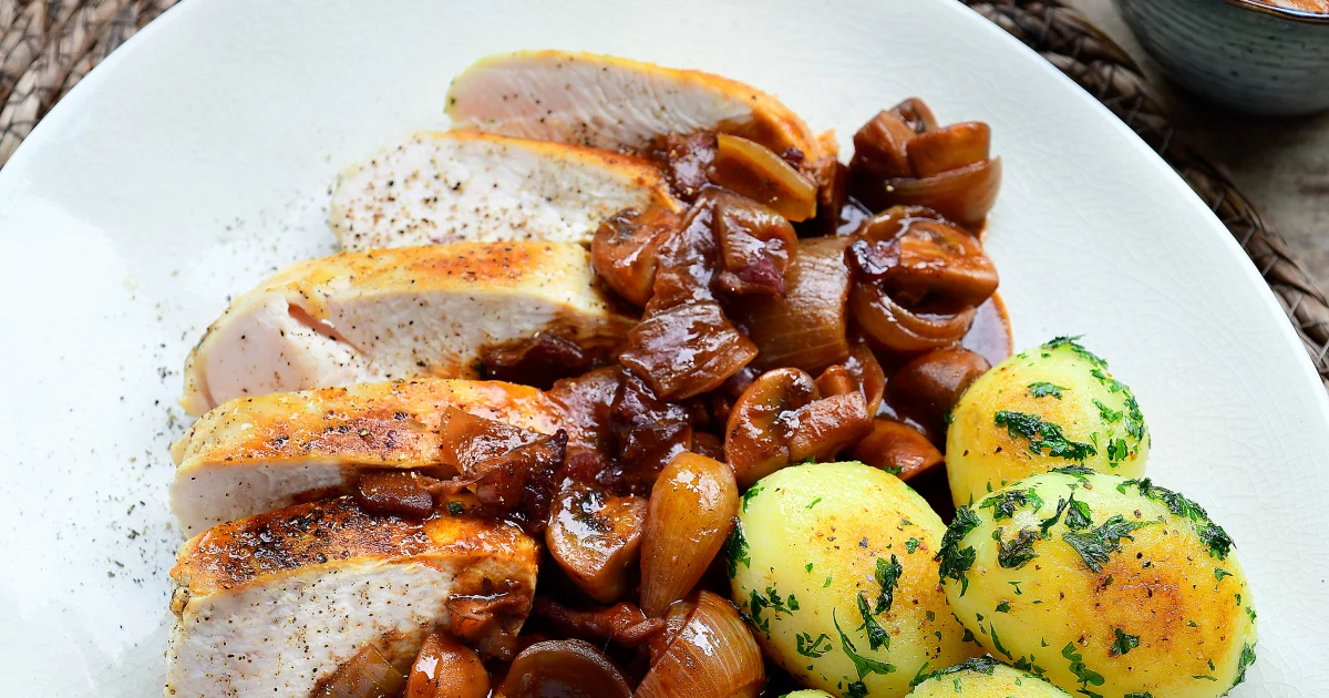 Kip in jagersaus met gebakken aardappelen - Recepten - njam!