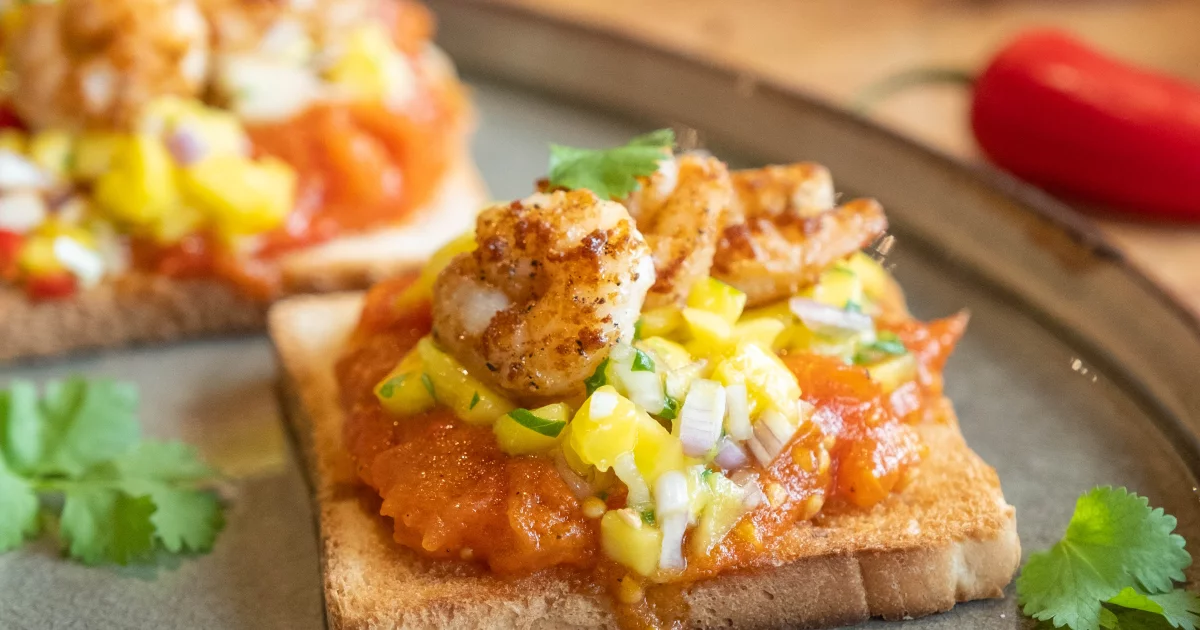 Toast met scampi, mango en tomaat - Recepten - njam!
