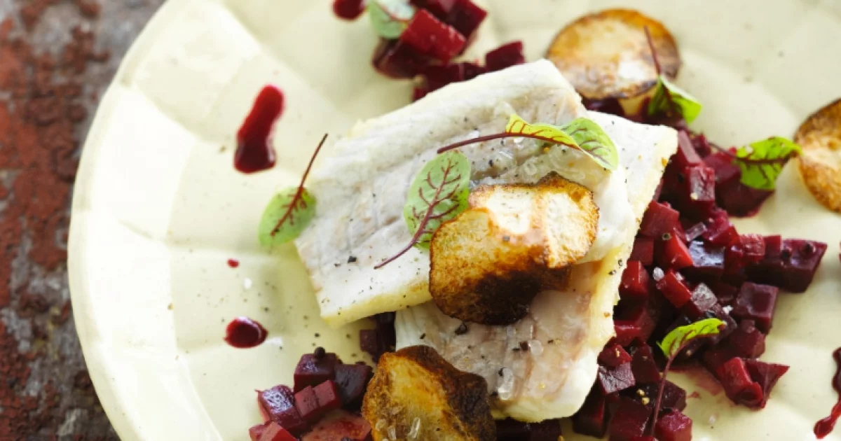 Zeebaars met ratatouille van rode biet - Recepten - njam!