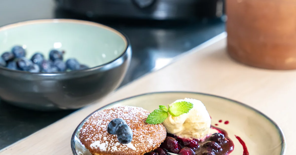Muffin van witte chocolade met coulis van blauwe bessen - Recepten - njam!