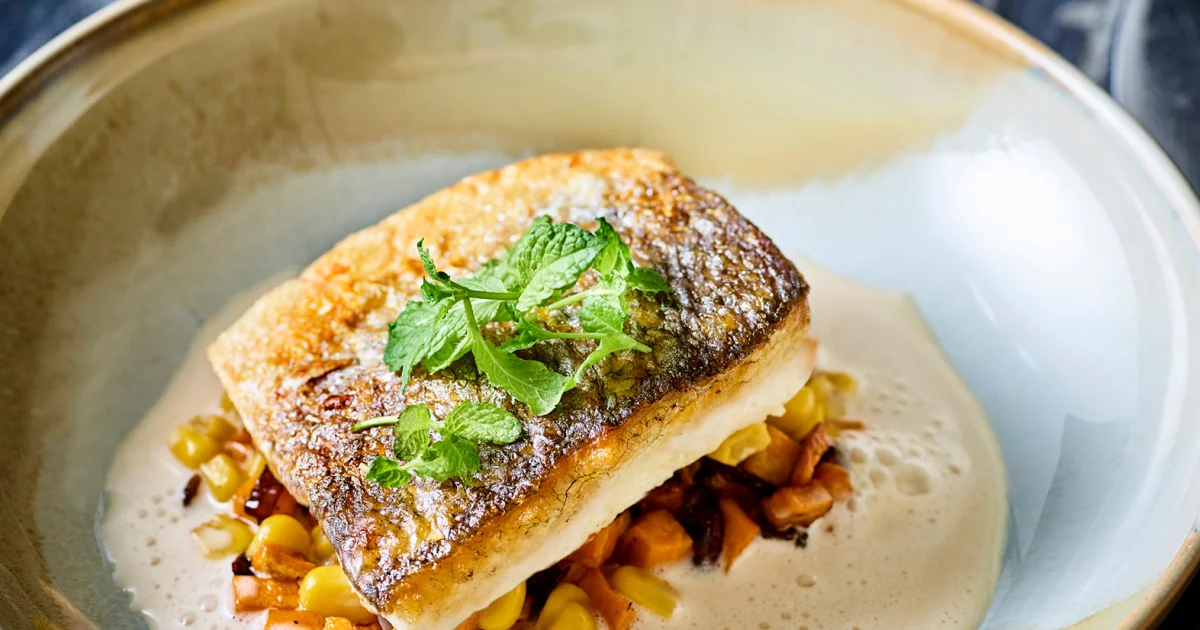 Zeebaars op z’n Peruaans met leche di tigre botersaus - Recepten - njam!