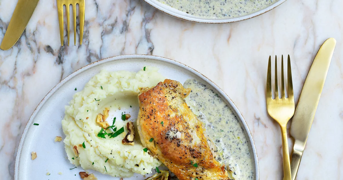 Parelhoen met gegratineerd witloof, truffelsaus en puree - Recepten - njam!