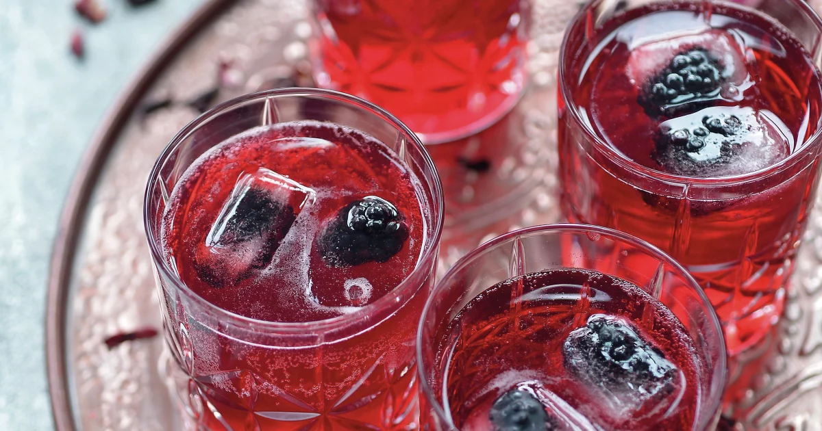 Hibiscus iced tea met braambessen - Recepten - njam!