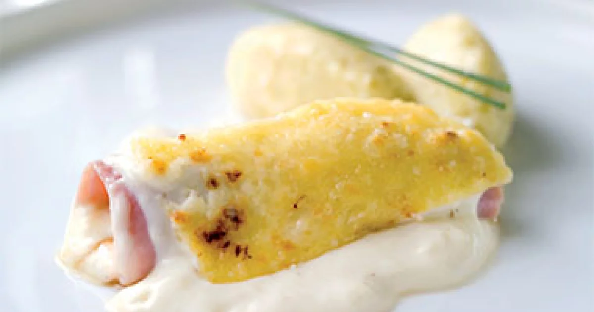 Witloofrolletjes met hesp en kaassaus - Recepten - njam!