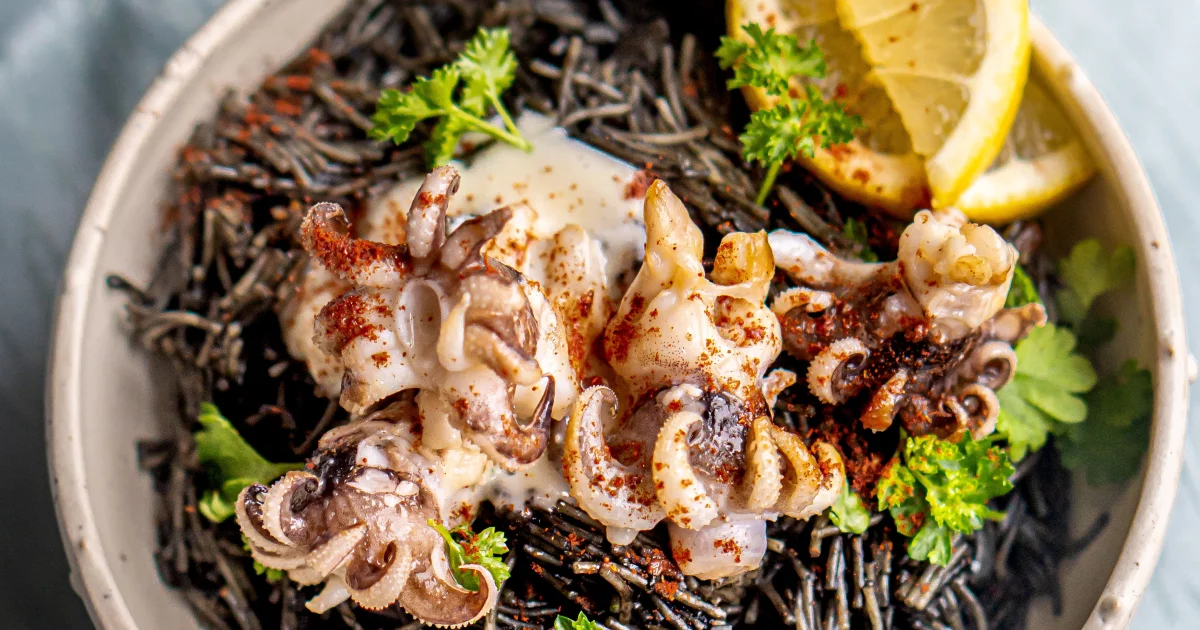 Zwarte vermicelli met baby-inktvis en aïoli - Recepten - njam!