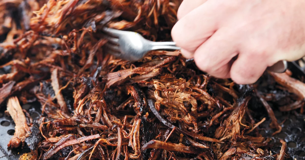 Traag gegaard pulled pork met barbecuesaus - Recepten - njam!