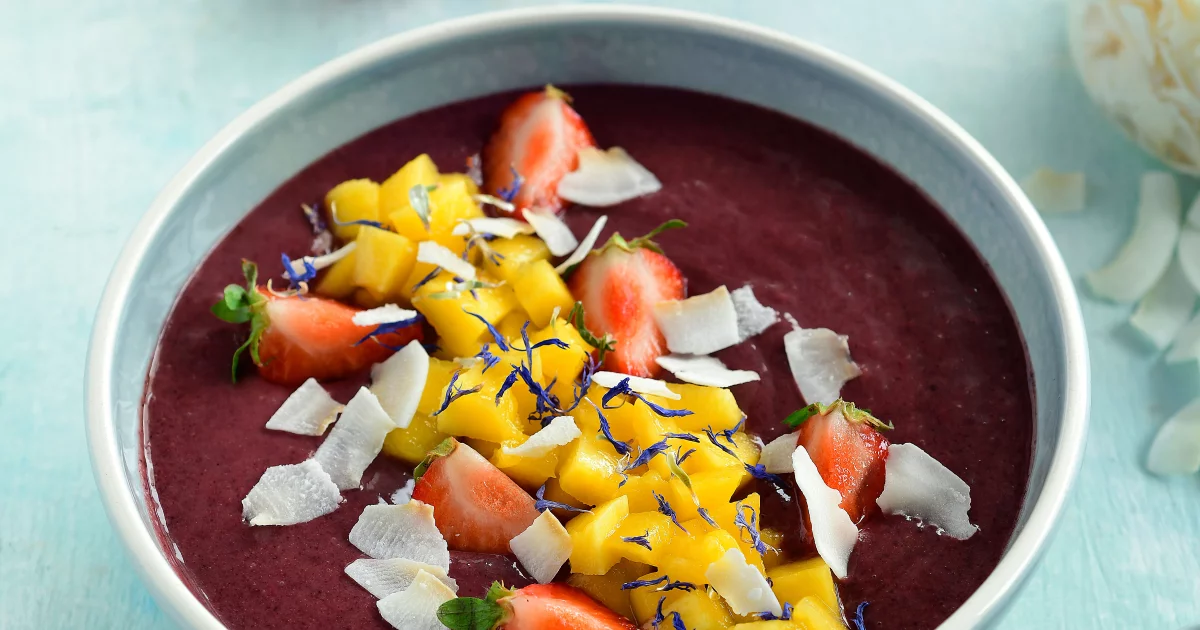 Açaibowl met mango en rode vruchten - Recepten - njam!