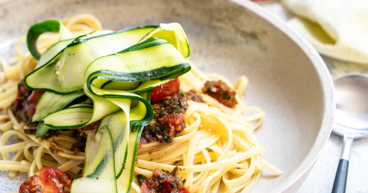 Pittige pasta met tomaat en courgette - Recepten - njam!
