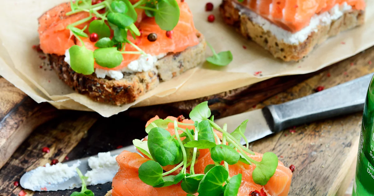 Toast met in bier gemarineerde zalm - Recepten - njam!