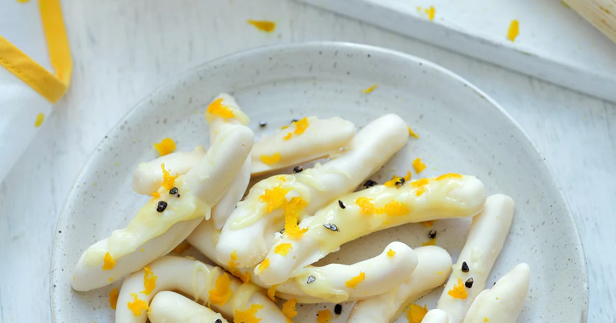 Gekonfijte appelsienen met witte chocolade en kardemom - Recepten - njam!