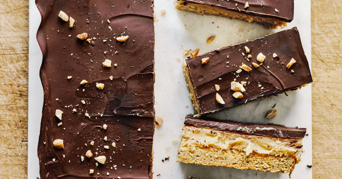 Pindakoek met karamel en chocolade - Recepten - njam!