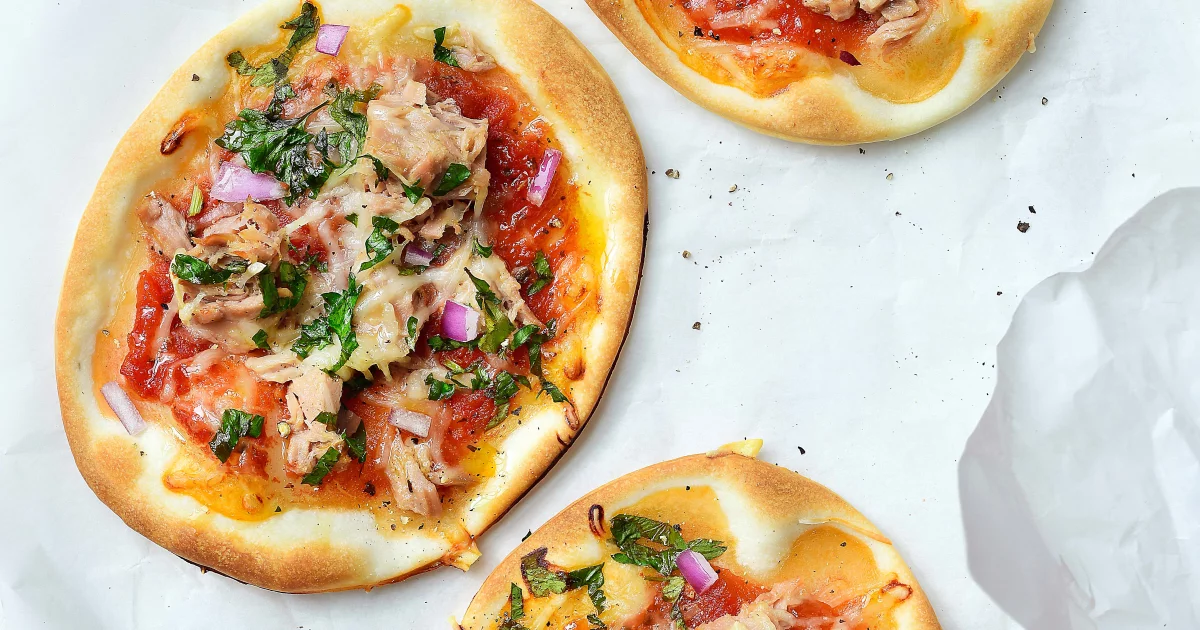 Mini-pizza's met tonijn en rode ui - Recepten - njam!